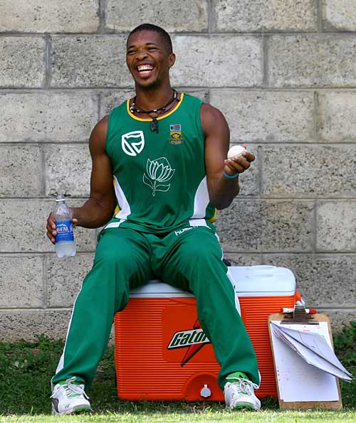 Makhaya Ntini chills out during South Africa's training session ...