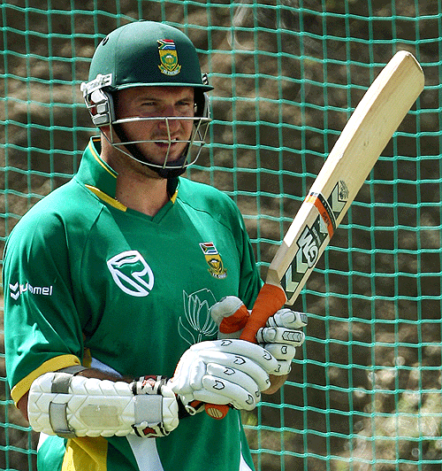 Graeme Smith waits to bat in the nets | ESPNcricinfo.com
