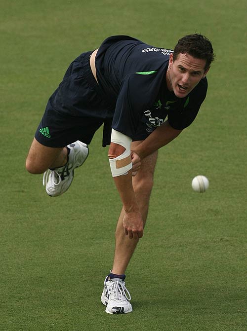 Shaun Tait does the hard yards during practice | ESPNcricinfo.com