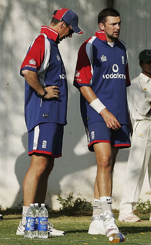 Troy Cooley discusses tactics with Steve Harmison | ESPNcricinfo.com