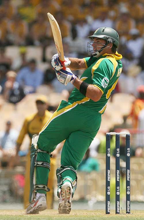 Justin Kemp pulls hard but South Africa continued to lose wickets ...