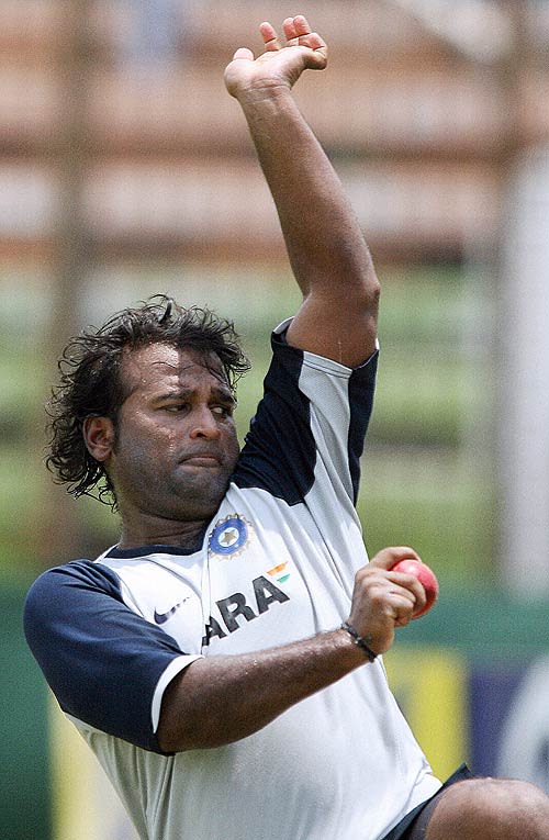Ramesh Powar, the offspinner, has a bowl | ESPNcricinfo.com