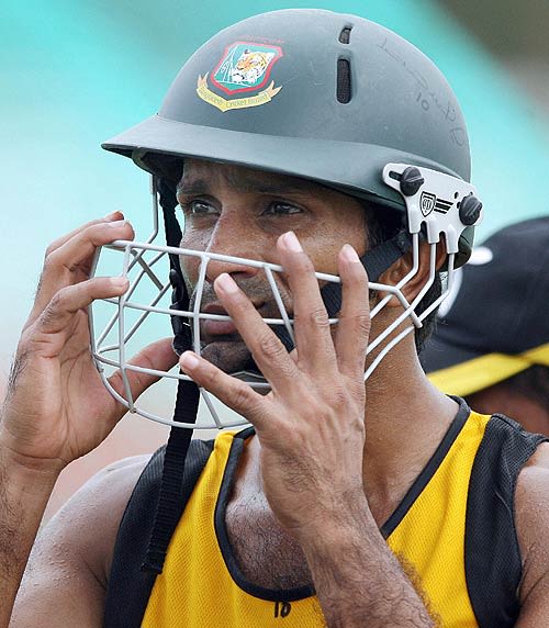 Khaled Mashud gets ready for batting practice | ESPNcricinfo.com