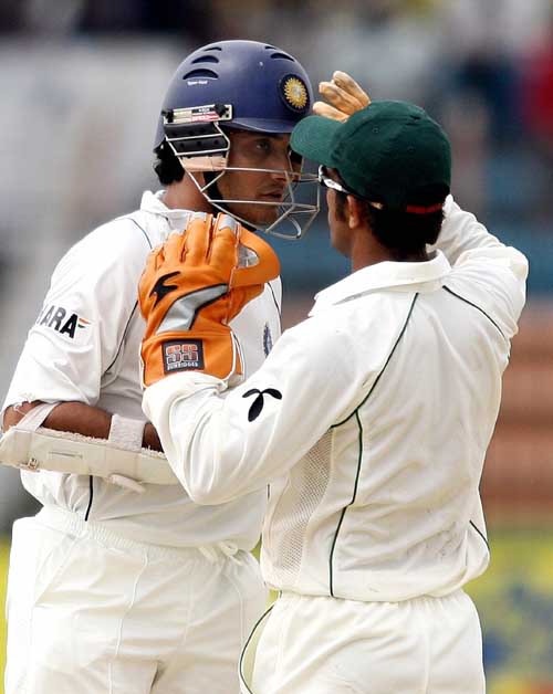 Khaled Masud helps Sourav Ganguly to remove dust from his eyes ...