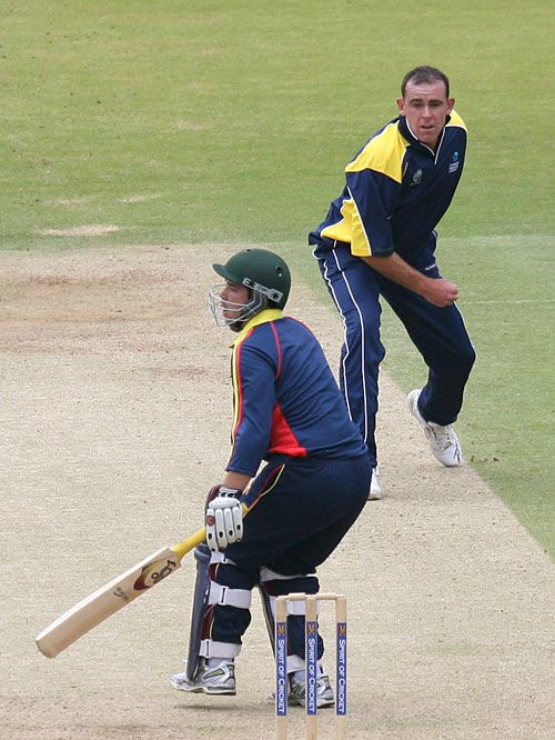 Trent Johnston shies at the stumps but hits Alan Duncan | ESPNcricinfo.com