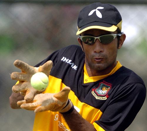 Khaled Mashud takes catches with a tennis ball | ESPNcricinfo.com