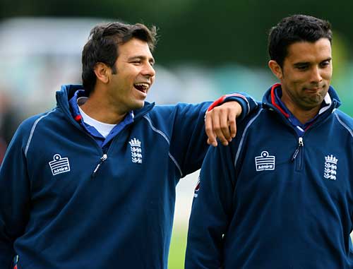 Vikram Solanki shares a joke with Worcestershire team-mate Kabir Ali | ESPNcricinfo.com