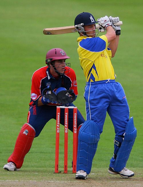 Jonathan Trott pulls powerfully for Warwickshire on the day he was ...