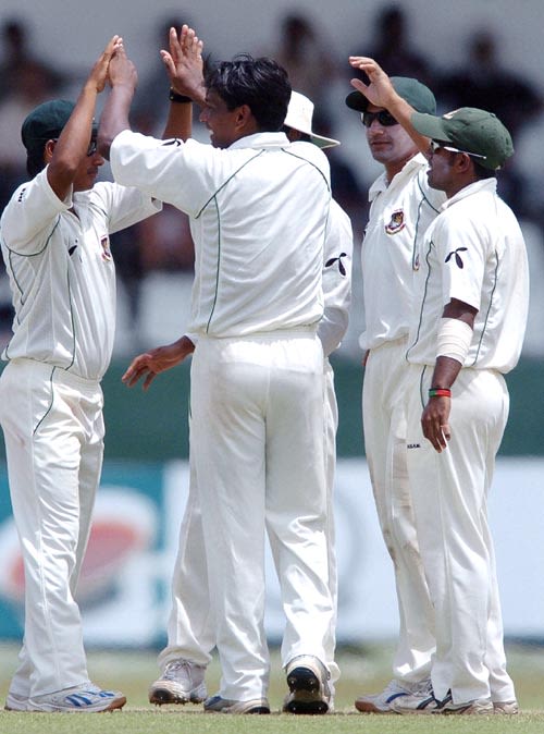 Mohammad Rafique celebrates with his team-mates after dismissing Mahela ...