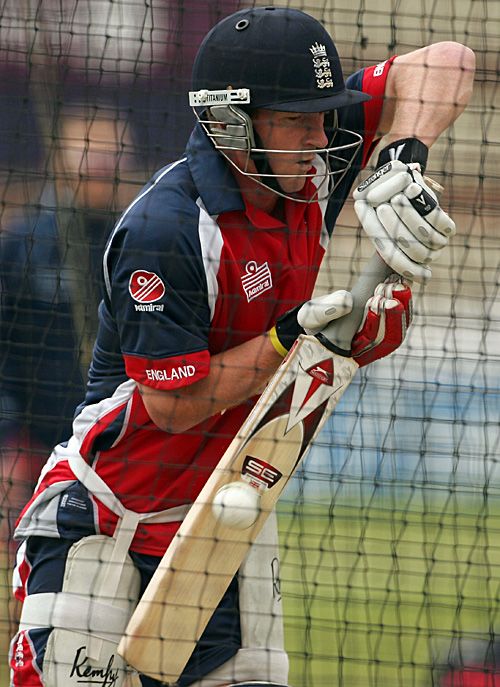 Paul Collingwood blocks one in the nets | ESPNcricinfo.com