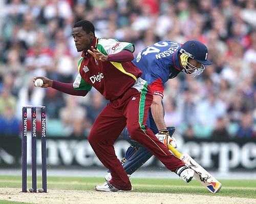 Daren Powell attempts to run out Kevin Pietersen | ESPNcricinfo.com