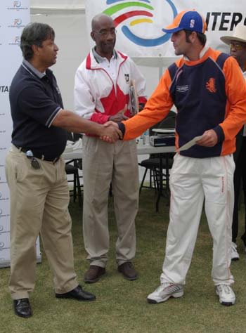 Peter Borren receiving the Man of the Match award | ESPNcricinfo.com