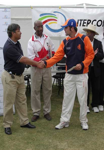 Peter Borren collects his Man-of-the-Match award | ESPNcricinfo.com