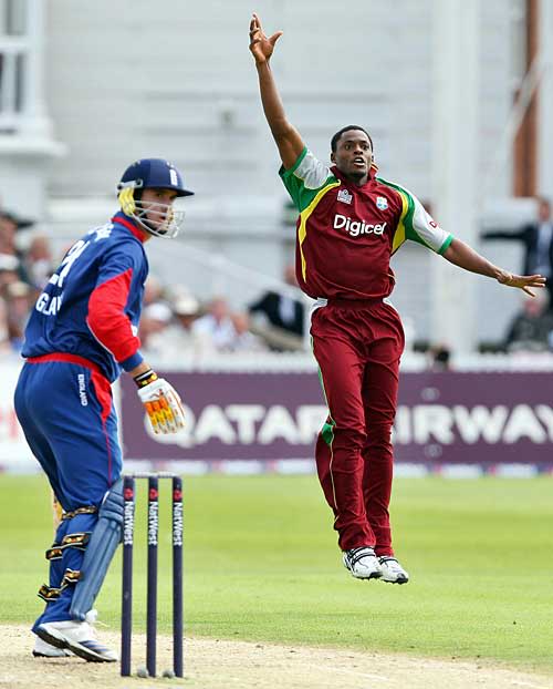 Daren Powell continues his inspired spell with Kevin Pietersen's scalp ...