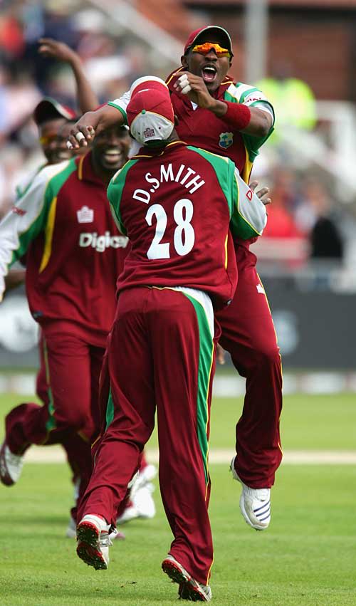 Devon Smith catches Dwayne Bravo and catching Kevin Pietersen ...
