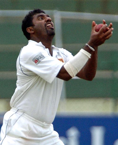 Muttiah Muralitharan takes a catch to dismiss Mohammad Rafique ...