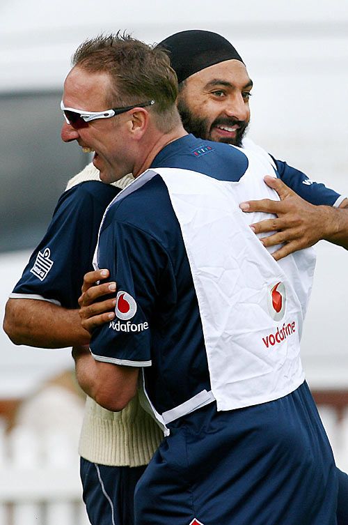 Allan Donald and Monty Panesar lark around during a fielding session | ESPNcricinfo.com
