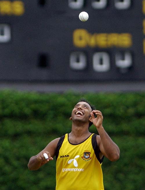 Aftab Ahmed does some catching practise | ESPNcricinfo.com