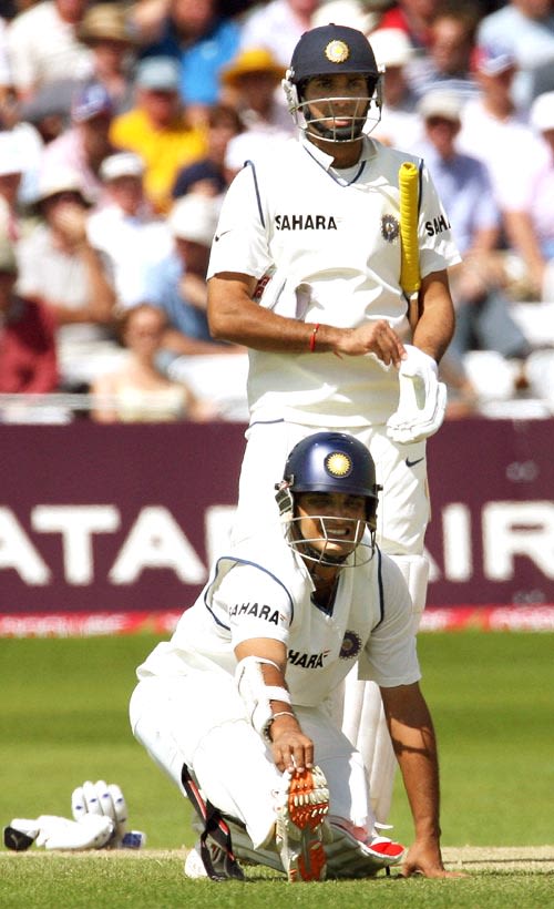 Sourav Ganguly stretches as he struggles with cramps while VVS Laxman looks on | ESPNcricinfo.com