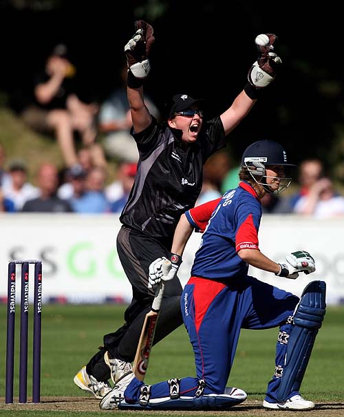 Rachel Priest appeals against Charlotte Edwards | ESPNcricinfo.com