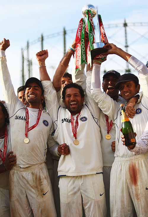 Rahul Dravid hoists the trophy | ESPNcricinfo.com
