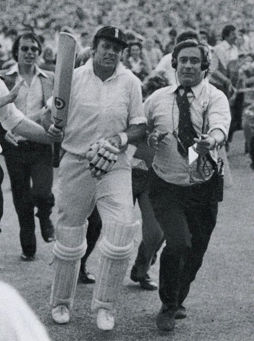 Geoff Boycott leaves the field at the close of play | ESPNcricinfo.com