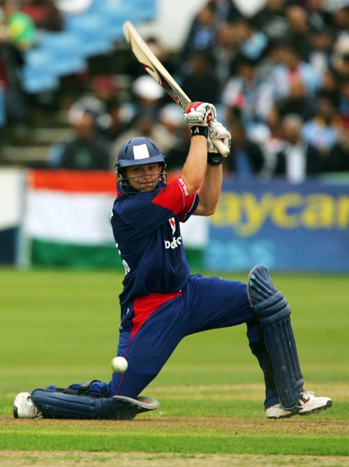 Luke Wright cuts during his half-century | ESPNcricinfo.com