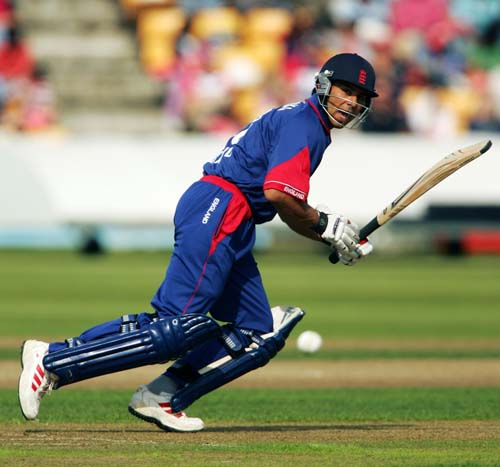 Vikram Solanki watches the ball race across the square | ESPNcricinfo.com