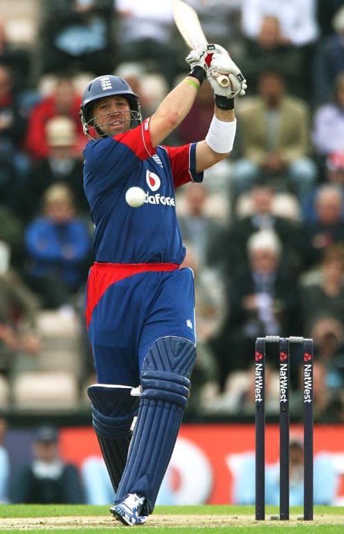 Matt Prior slogs one away | ESPNcricinfo.com