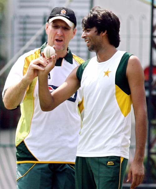 Geoff Lawson gives pointers to Mohammad Asif | ESPNcricinfo.com