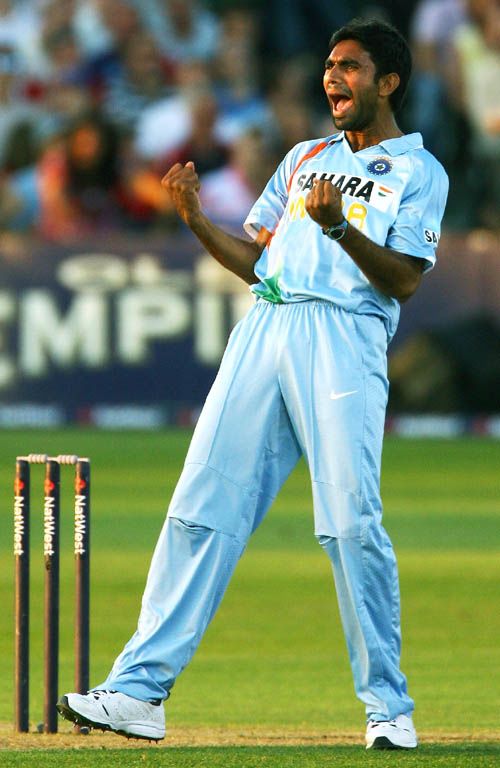 Munaf Patel exults after dismissing Matt Prior | ESPNcricinfo.com