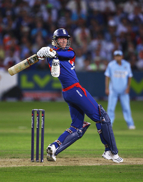 Stuart Broad threw his bat around in the last few overs but England ...