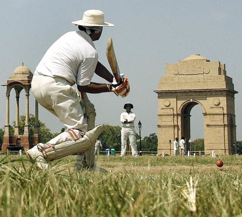 Young aspiring cricketers play on the lawns of India Gate ...