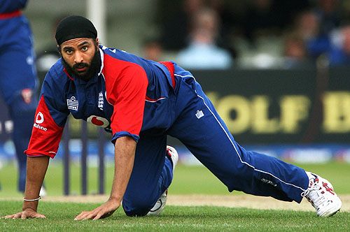 Monty Panesar watches the ball roll to the boundary | ESPNcricinfo.com