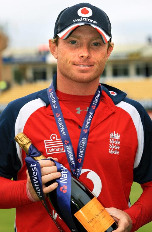 Ian Bell with his Man-of-the-Match medal and champagne | ESPNcricinfo.com