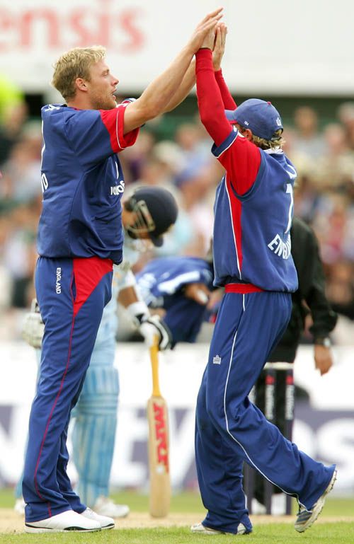 Andrew Flintoff and Ian Bell celebrate a wicket | ESPNcricinfo.com