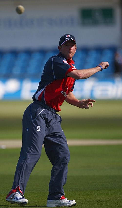 Paul Collingwood flings in a return during fielding practice | ESPNcricinfo.com