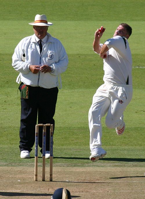 Simon Renshaw on his way to 3 for 21 off eight overs | ESPNcricinfo.com