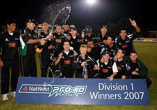 Worcestershire celebrate winning the Pro40 Division One title ...