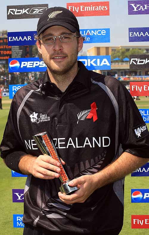 Daniel Vettori with the Man-of-the-Match award | ESPNcricinfo.com