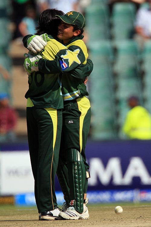 Kamran Akmal and Mohammad Hafeez realise the importance of Ricky Ponting's wicket | ESPNcricinfo.com
