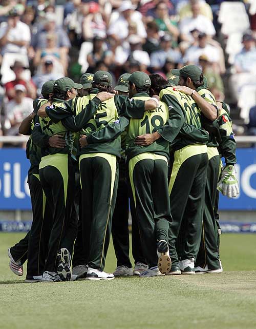 The Pakistan players huddle up | ESPNcricinfo.com