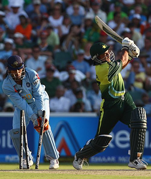 Yasir Arafat is bowled by Irfan Pathan | ESPNcricinfo.com