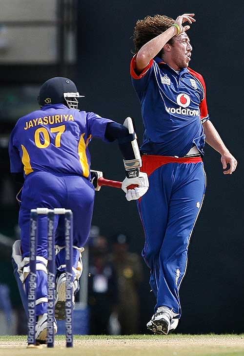 Sanath Jayasuriya steers Ryan Sidebottom through midwicket ...