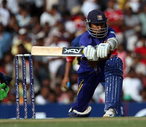 Mahela Jayawardene goes down on one knee to sweep | ESPNcricinfo.com