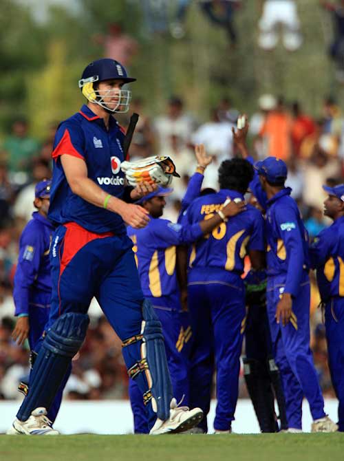 Kevin Pietersen strides from the crease as Sri Lanka's fielders ...