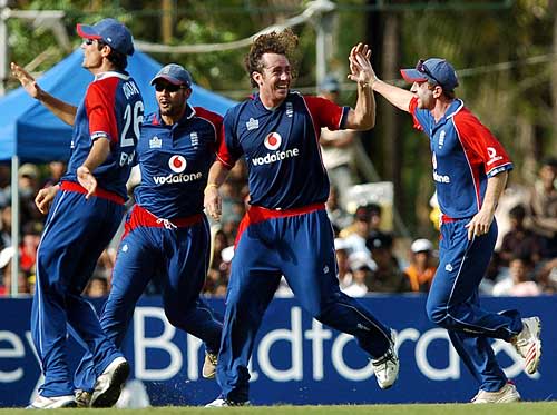 Team-mates congratulate Ryan Sidebottom on his second wicket ...