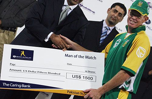 Shaun Pollock poses with his Man-of-the-Match cheque | ESPNcricinfo.com