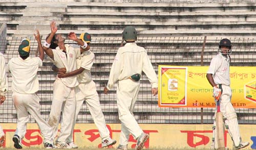 Rajshahi celebrate the wicket of Raisul Islam | ESPNcricinfo.com