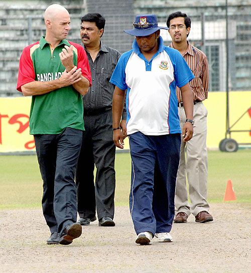 Jamie Siddons talks to the groundstaff at the Mirpur Stadium ...